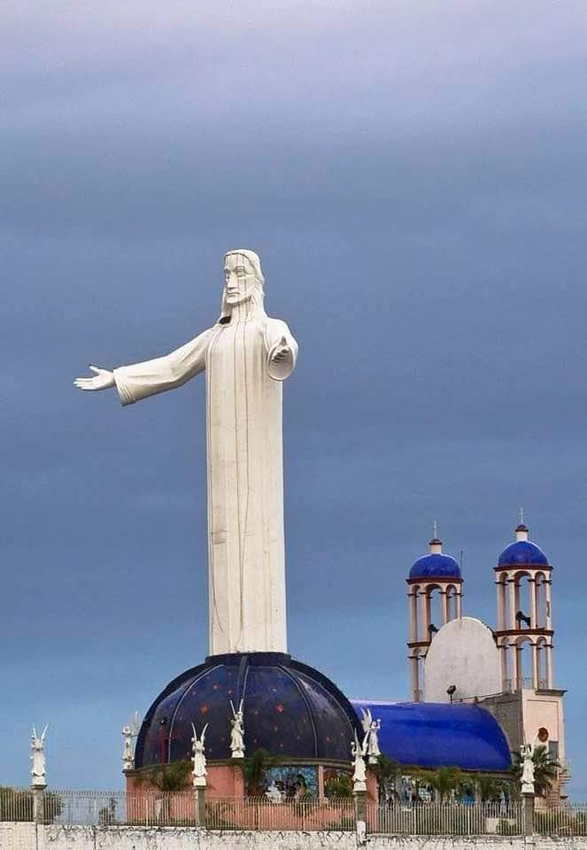 Iluminan el Cristo Rey de Los Álamos en Tijuana como símbolo de esperanza