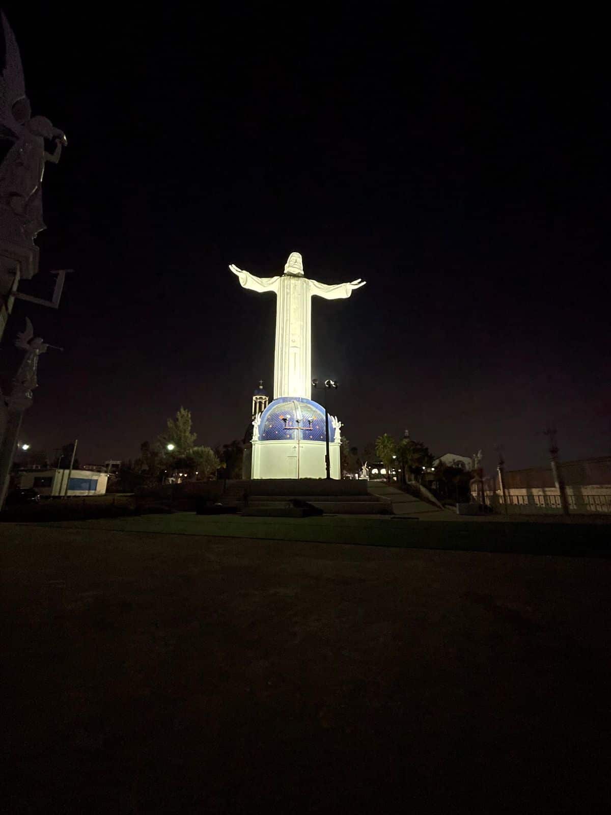 Iluminan el Cristo Rey de Los Álamos en Tijuana como símbolo de esperanza