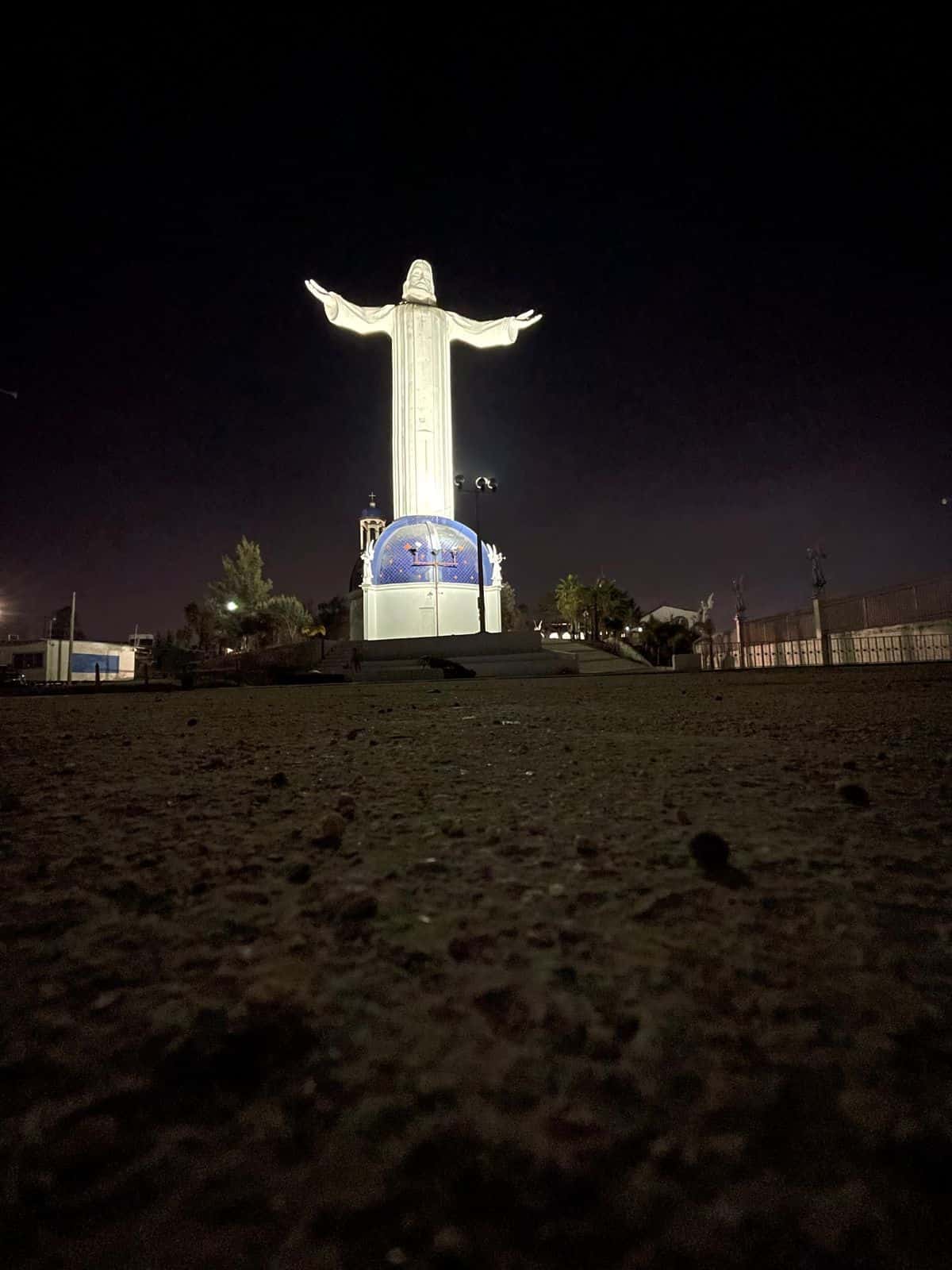 Iluminan el Cristo Rey de Los Álamos en Tijuana como símbolo de esperanza