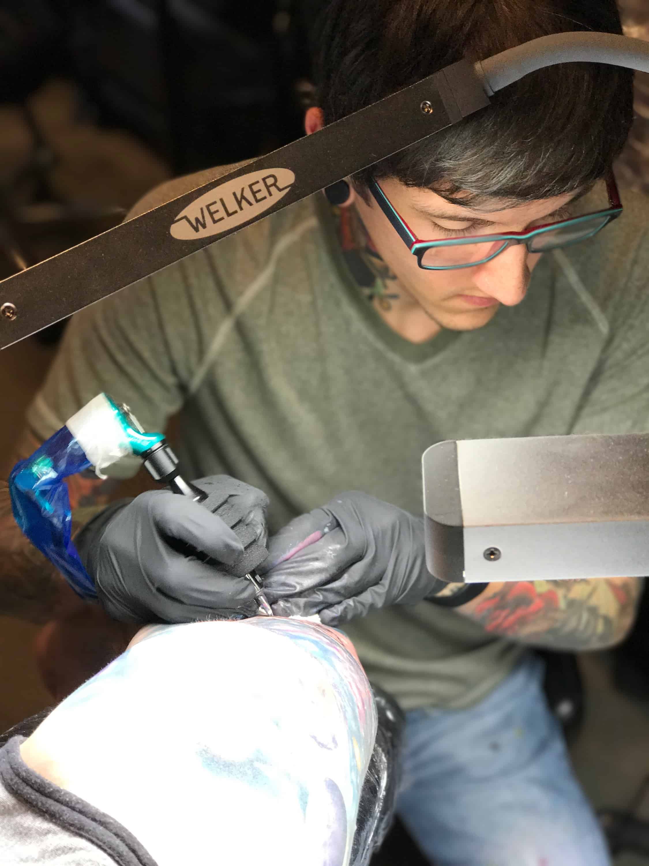 Andrés Acosta, pionero del tatuaje surrealista.