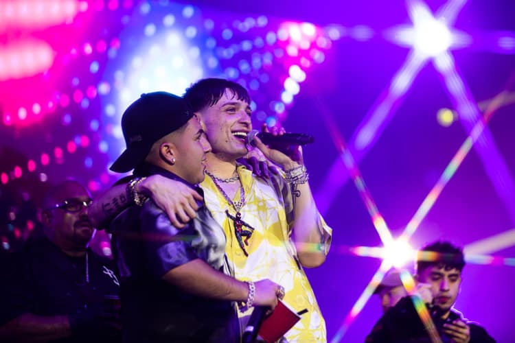 Peso Pluma logra impresionante lleno total en el Toyota Arena